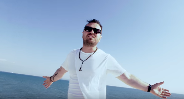 The singer Labinot Rexha is covered with money in America (Photo ...