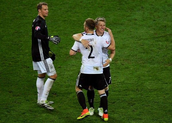 The Barcelona player congratulates Mustafi for the scored goal ...