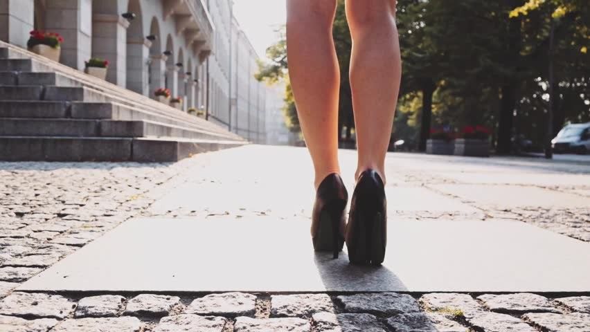 These are the secrets to walking in high heels like a real lady ...