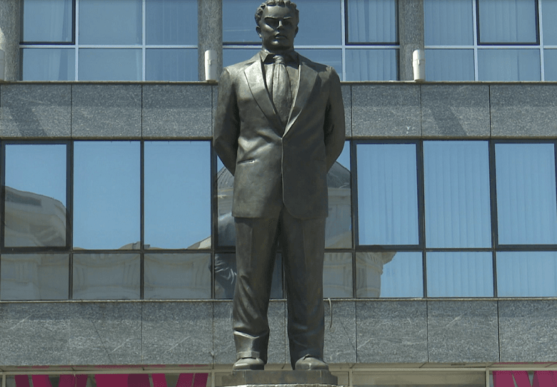 The bust thought to be Nexhat Agolli, without name and surname and surrounded by garbage (Video ...