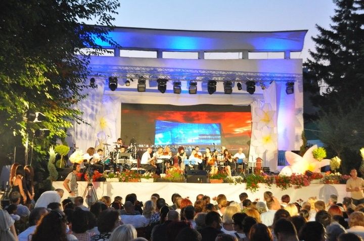 Përzgjidhen këngët për festivalin ‘Zambaku i Prizrenit’ - Telegrafi ...