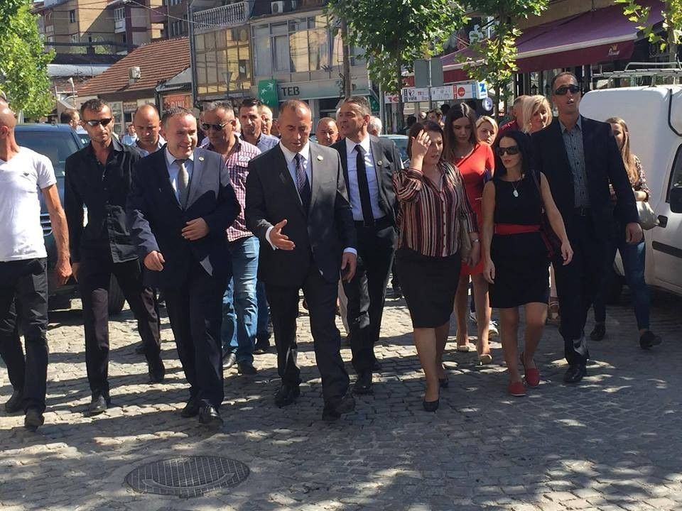 Haradinaj pi çaj “rusi” në Vushtrri (Foto) - Telegrafi - Telegrafi