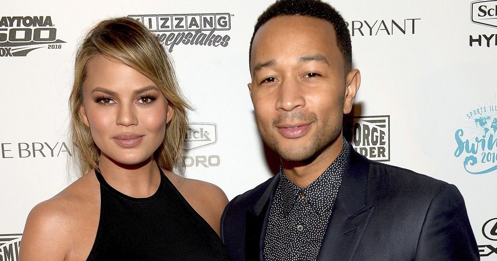 Modelja pozon nudo prapa John Legend, i cili është krejtësisht i veshur ...