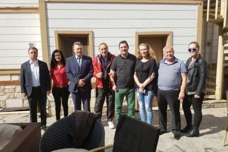 Deputy Minister Hoti visits boxing legend Aziz Salihu in Turkey ...