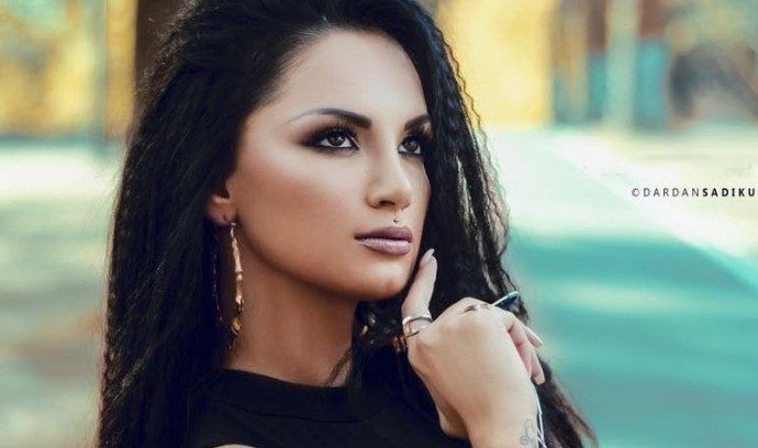 Samanta provokon nga shtrati, po e thërret dikë në telefon (Foto ...