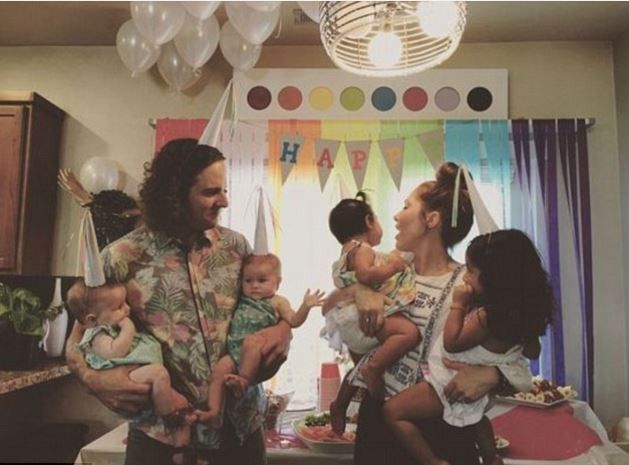 Çifti pa fëmijë, bëhen prindër të katër fëmijëve për 24 orë (Foto ...