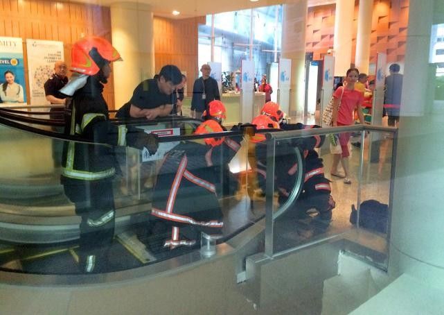 Sad: The four-month-old child falls from the escalator (Video ...