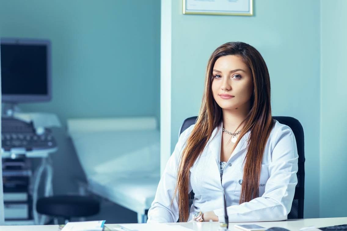 Nga një "Miss" në doktoreshë, shikoni si duket bukuroshja Arta Kamberi ...
