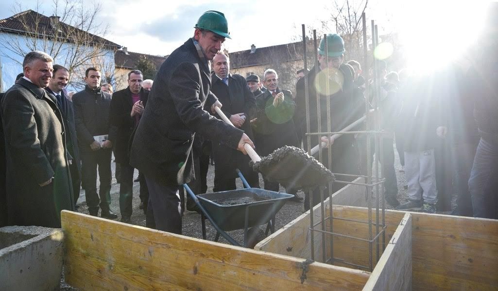 Veseli vuri gurthemelin e shkollës së re “Ismet Rraci” në Klinë (Foto ...