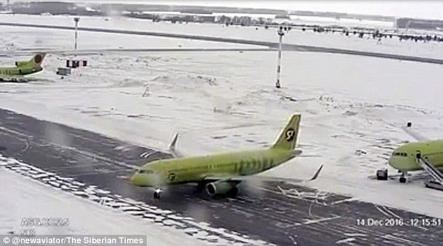Tragedy is avoided: the plane "skates" on the frozen runway (Video ...