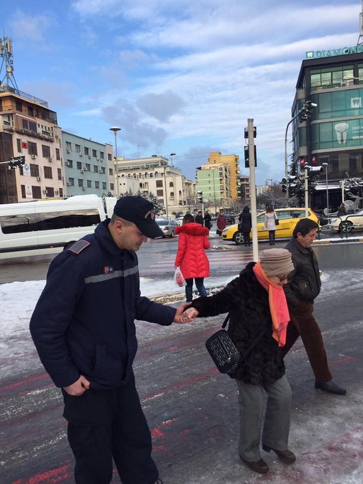 Ice "paralyzes" Tirana - Telegraph - Telegraph