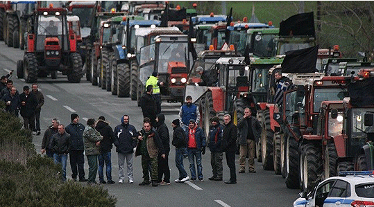 The blockade continues at the border crossing in Evzoni for the third ...