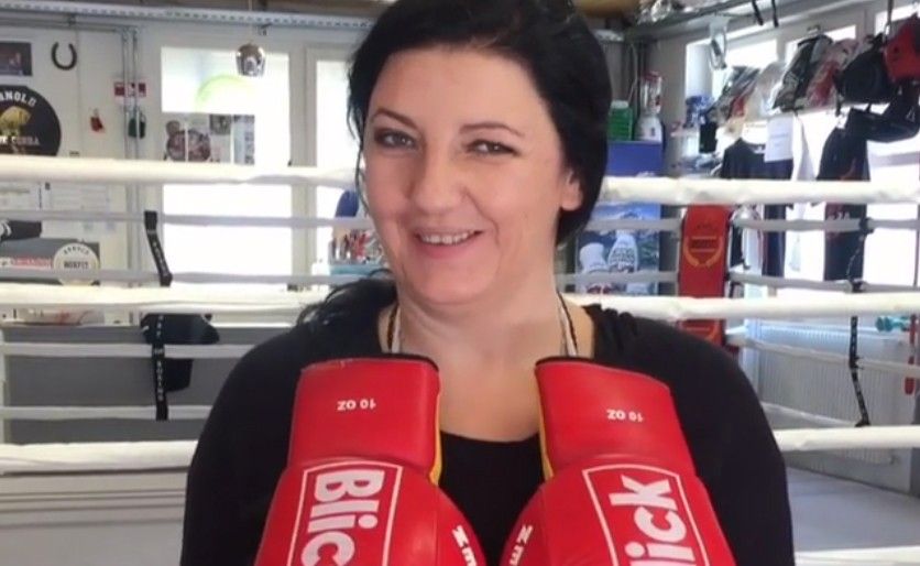 Olta Daku shfaqet ‘e rrezikshme’ si boksiere, por e godet thesi dhe e ...