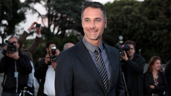 The Albanian takes care of the appearance of the Italian actor Raoul ...