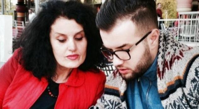 Emotional, the photo of Ergi Dini with his mother and the poem "Woman ...