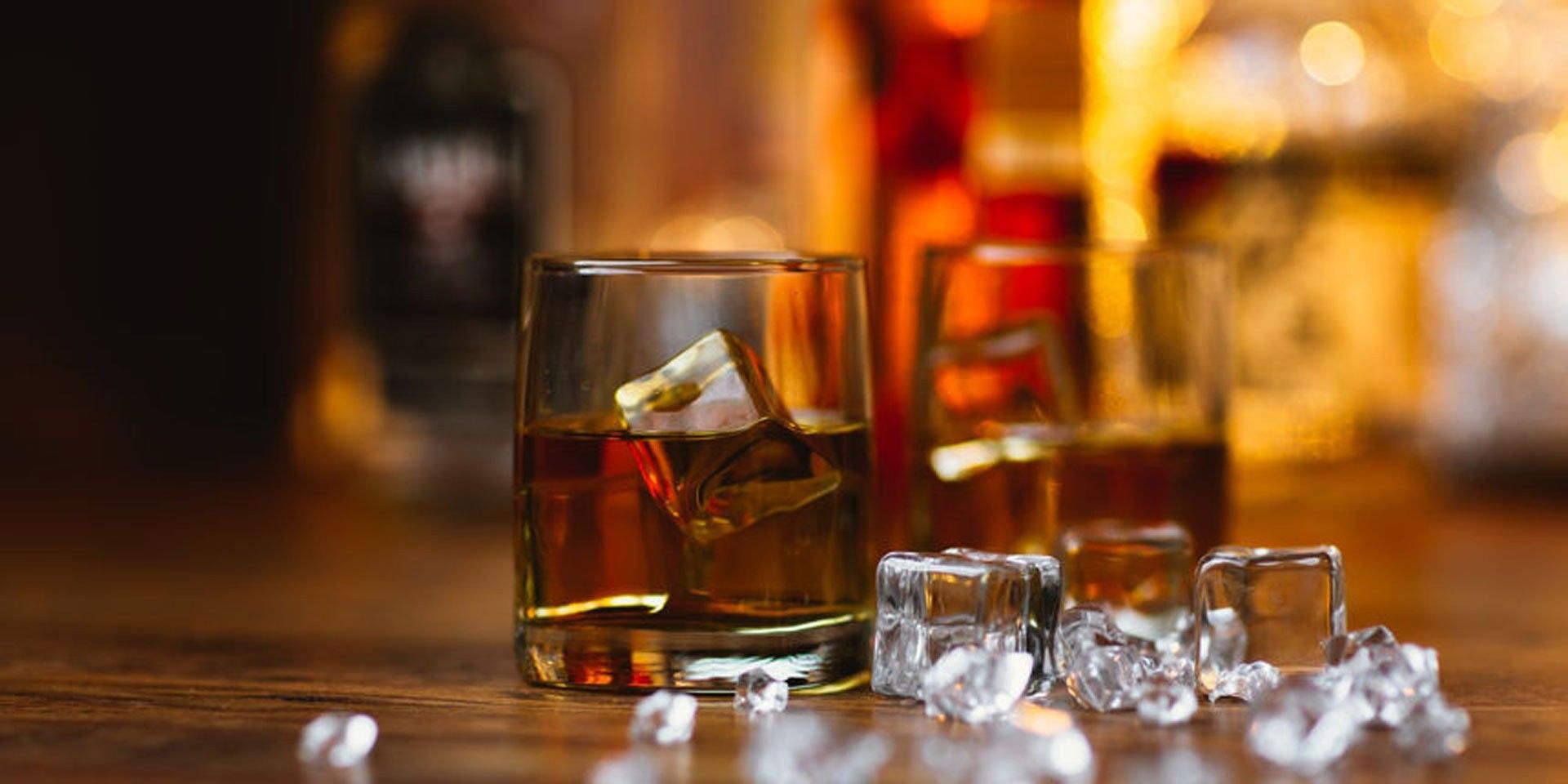 E pra ju pini pije me akull: Çdo e katërta kube e akullit nëpër bare ...