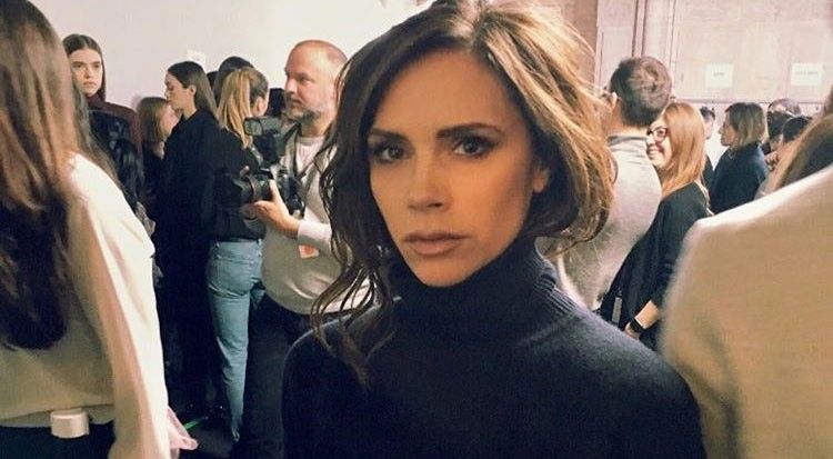 Victoria Beckham relaxes in the pool, but her legs steal the attention ...