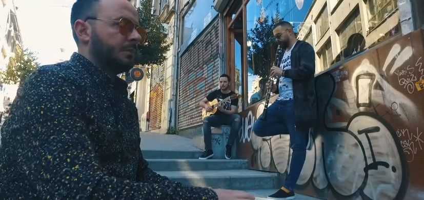 Burak dhe grupi Fama i këndojnë 'dy dyfytyrëshave' (Video) - Telegrafi ...