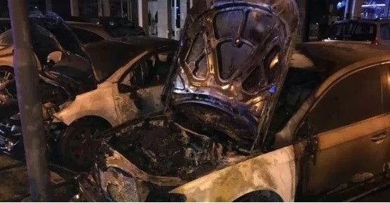 E lë e dashura, shqiptari djeg pesë makina (Foto) - Telegrafi - Telegrafi