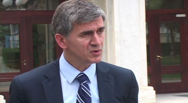 Arbër Vllahiu pritet t'i bashkohet AAK-së - Telegrafi