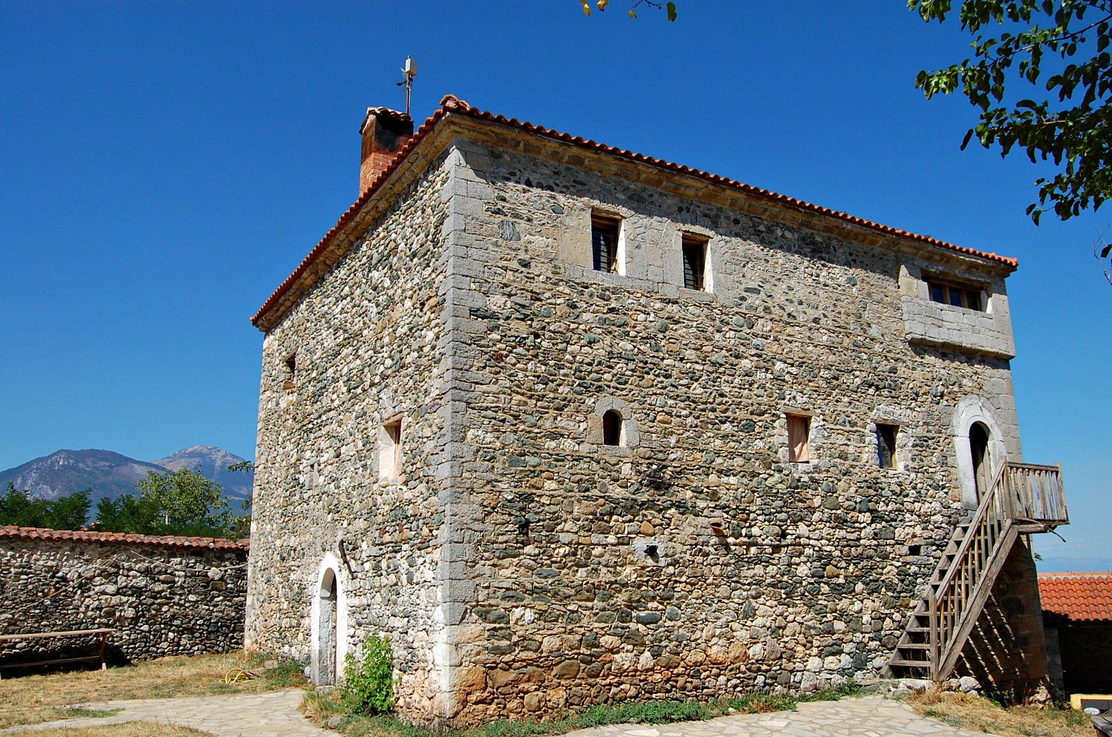 Kullat si fortifikatë familjare dhe si simbol i traditës që po shuhet ...