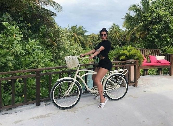 With hot poses and lines in focus, Morena greets fans from the Maldives ...
