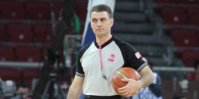 The Turkish referee in the second match of the Bashimi-Prishtina final ...