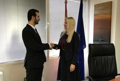 U bë pranim-dorëzimi i funksioneve ndërmjet ministrave Shiret Elezi dhe ...