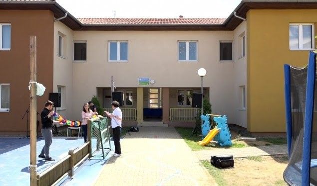 Pesë fëmijë që ishin lënë nën përkujdesje të SOS Fshatit u rikthyen tek ...