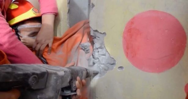 The six-year-old girl gets stuck between two walls, the firefighters ...