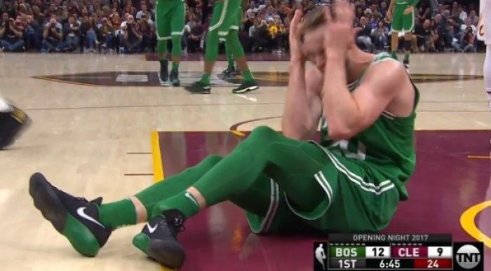 The basketball player broke his leg during the NBA game (Video ...