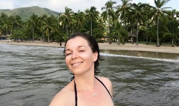 Rona Nishliu Appears From Vacation In Mexico Does Not Reveal Her Whole
