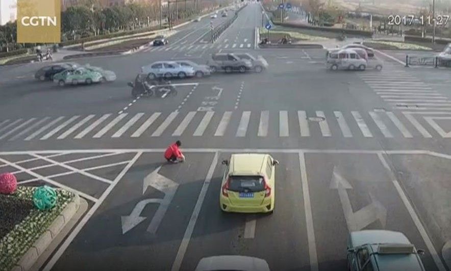 Nervozohet nga trafiku, kinezi i pikturon sipas qejfit shenjat rrugore ...