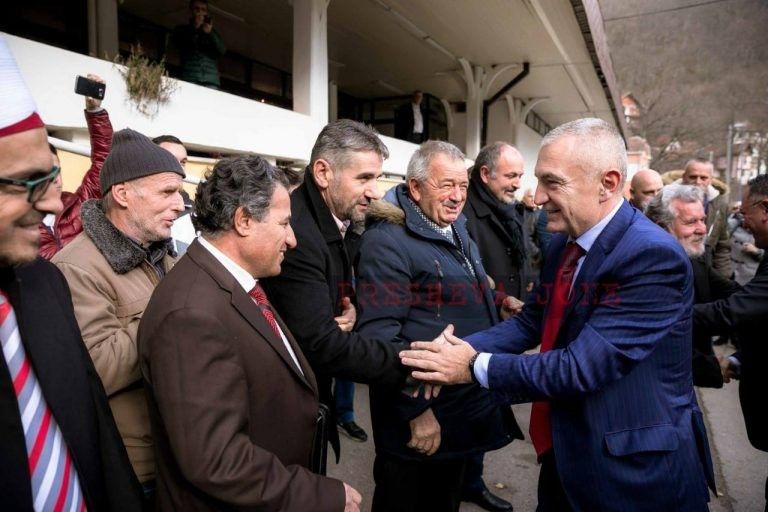 President Meta in Medvegja, Albanians come out on the streets to ...