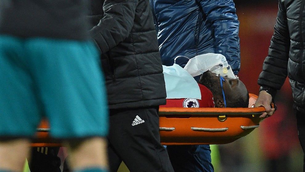 Lukaku is injured, leaves the field on a stretcher and with an oxygen ...