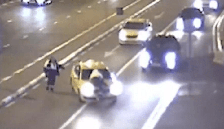 The taxi driver became a "cork": After breaking the gate, he dragged ...