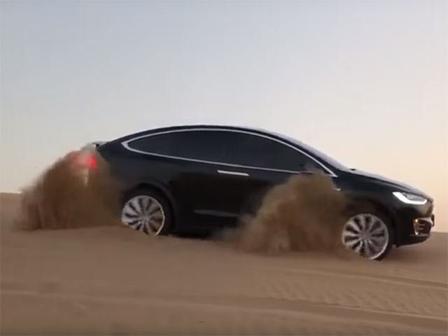 Tesla Model X has no problem speeding through the desert dunes (Video ...