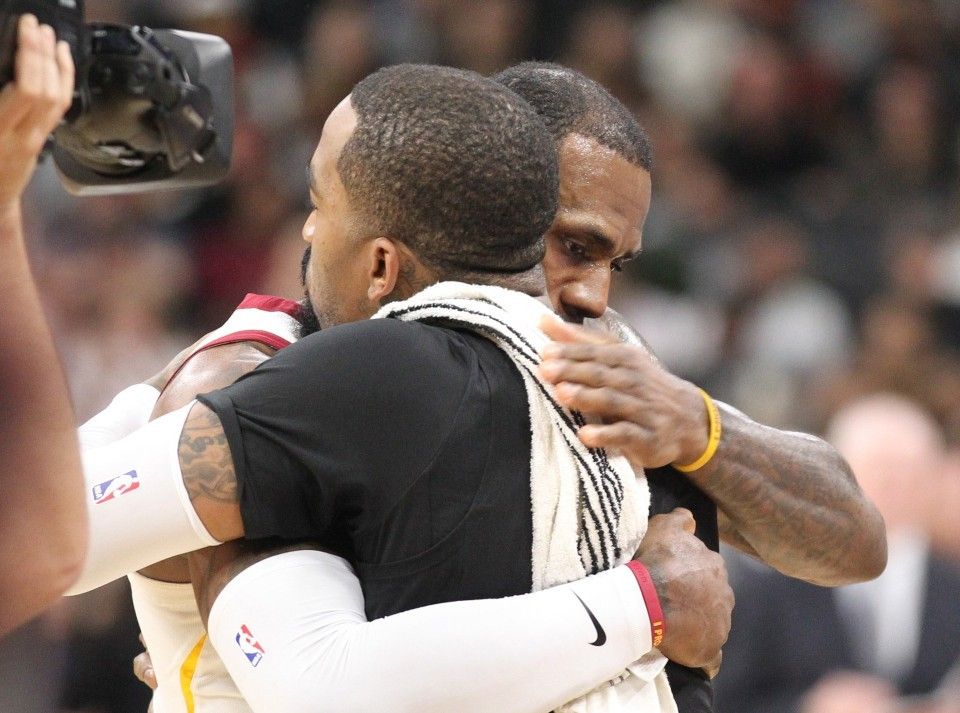 The emotional moment when LeBron James reached 30 points, tears and ...
