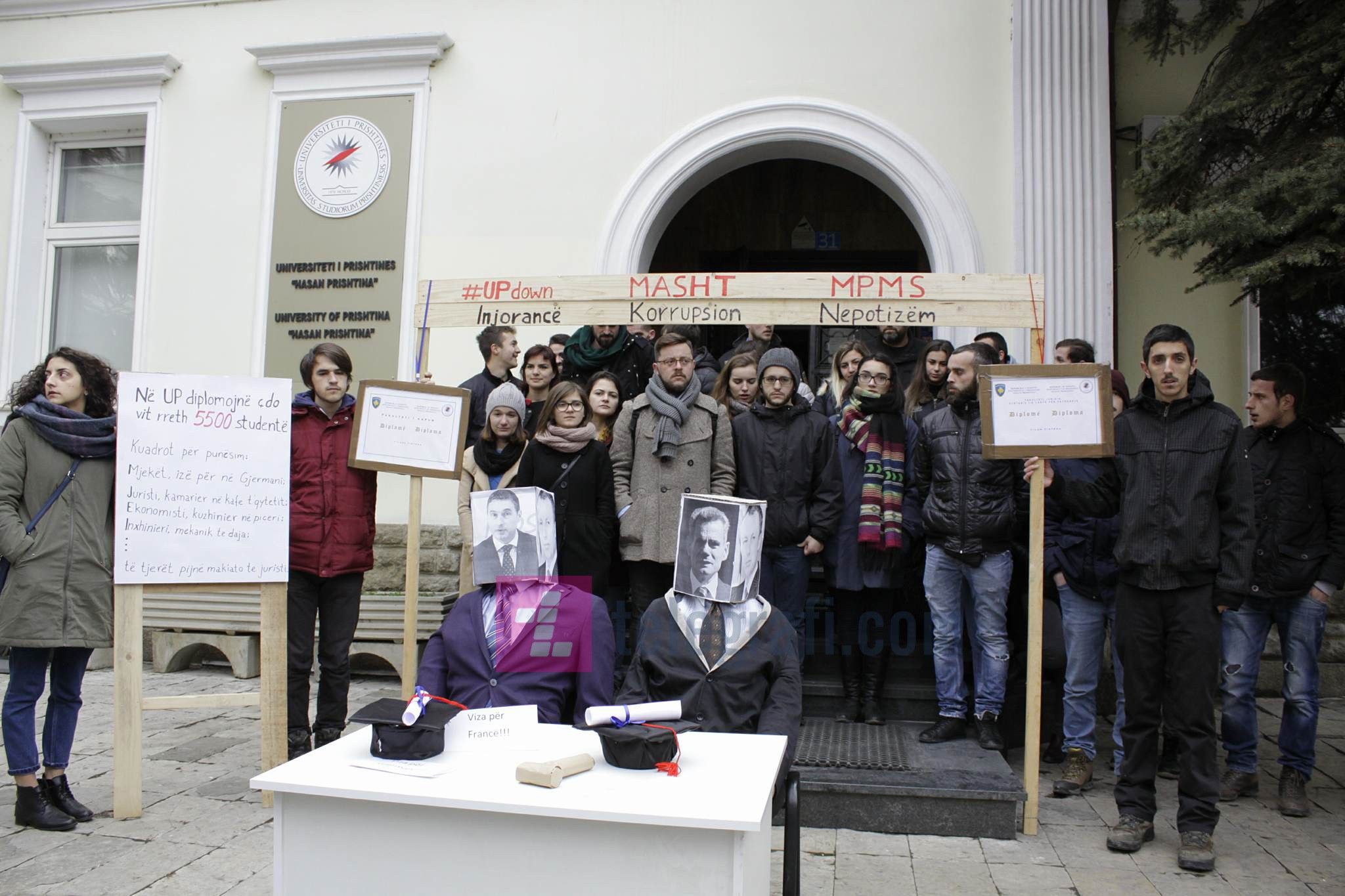 Lëvizja studentore "Studim Kritikë Veprim" aksion simbolik para UP-së ...