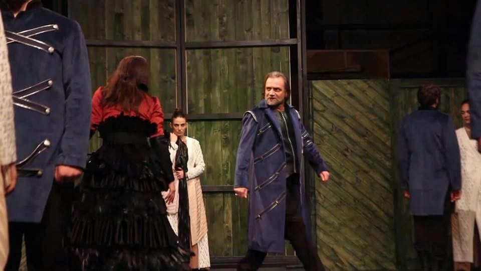 Trebicka bleeds on stage - Telegrafi - Telegrafi