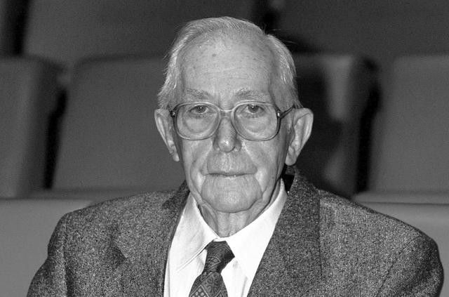 The director of three James Bond films, Luis Gilbert, dies - Telegrafi ...