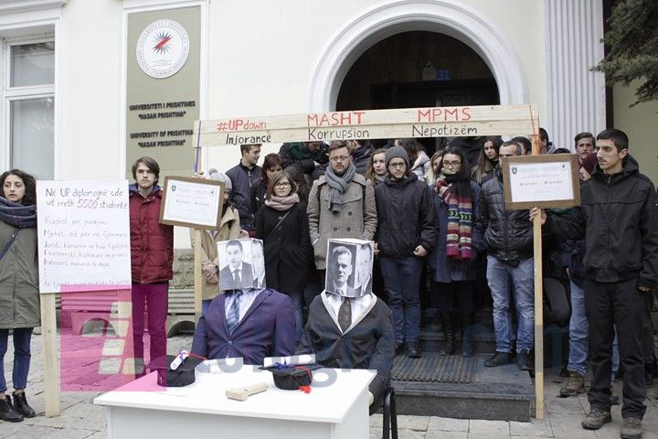 Lëvizja studentore "Studim Kritikë Veprim" aksion simbolik para UP-së ...
