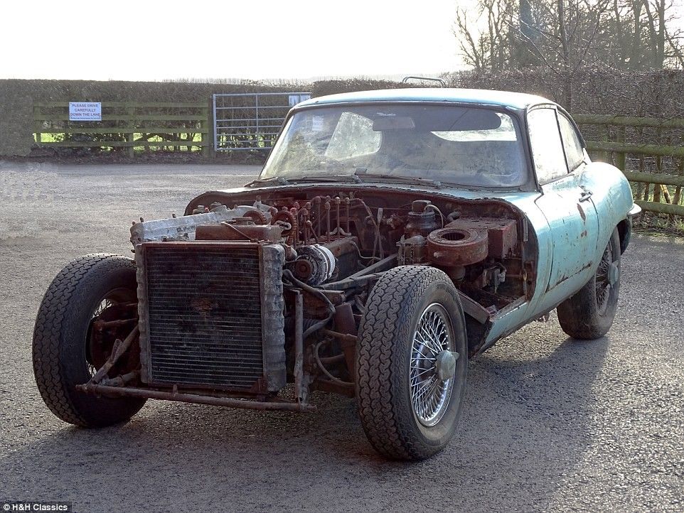 Rusty Jaguar E-Type was sold for 48 euros, after repair the value can ...