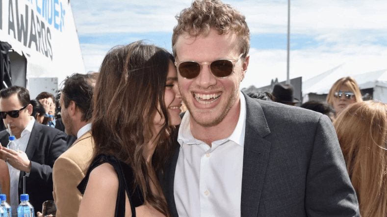 Emily Ratajkowski for the first time poses with her husband after the ...