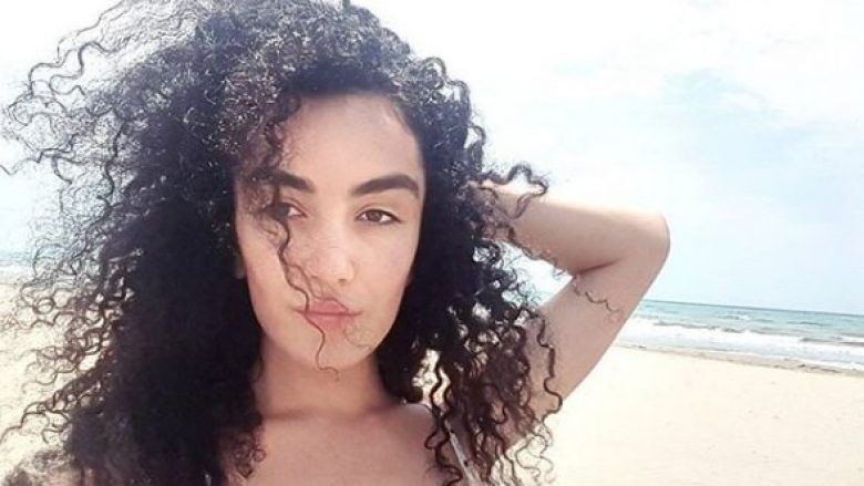 Linda Jarani with an attractive pose, naked in the upper part ...