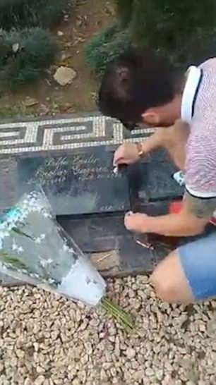 The tourist takes cocaine on the grave of the drug king, Pablo Escobar ...