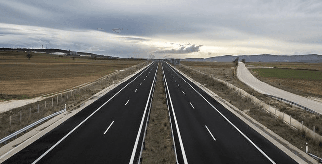 Ekskavatori bie nga mjeti transportues në autostradën Ibrahim Rugova ...