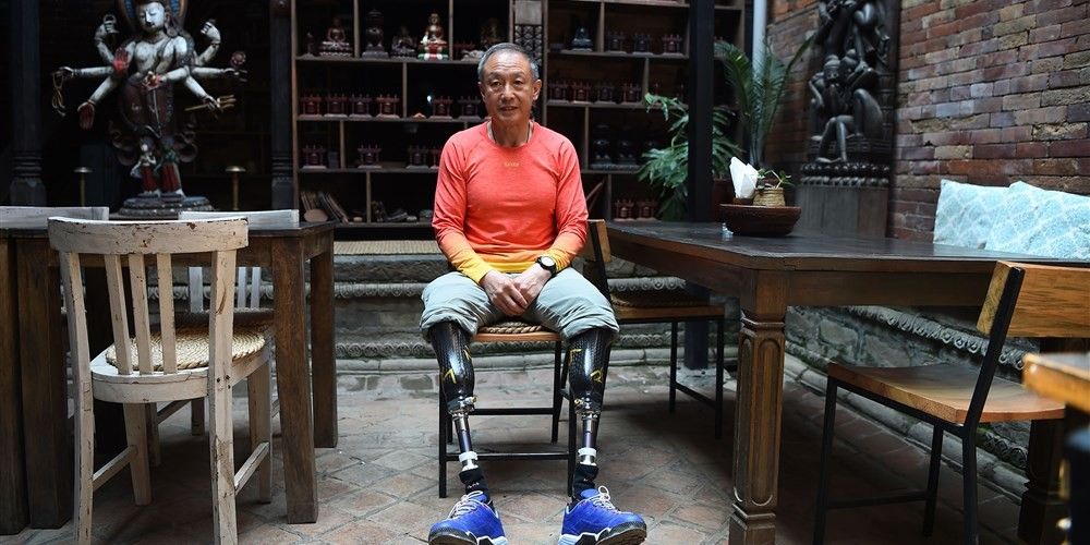 The Chinese man with two amputated legs manages to climb to the top of ...
