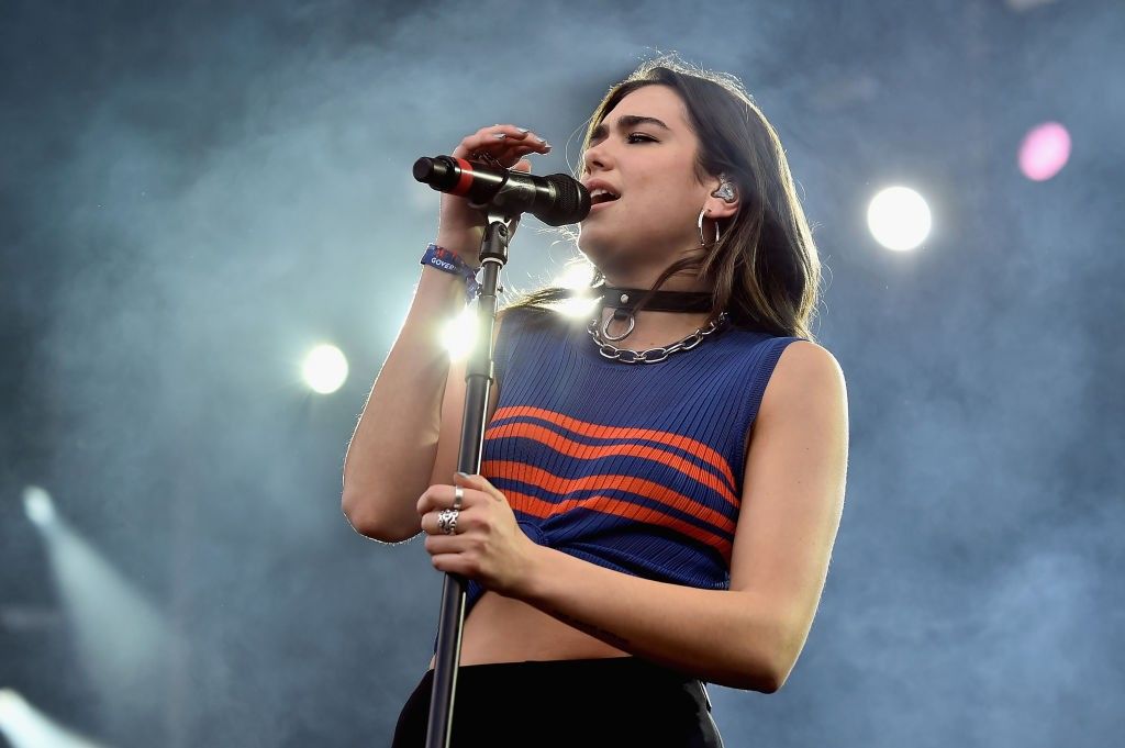 Dua Lipa, the first singer to compete with three songs in the "Top 20 ...