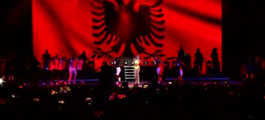 Rita Ora once again dances the Rugova dance for the Albanian public ...